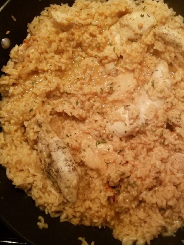 CHICKEN WITH GARLIC PARMESAN RICE STORY - Skinny & Tasty